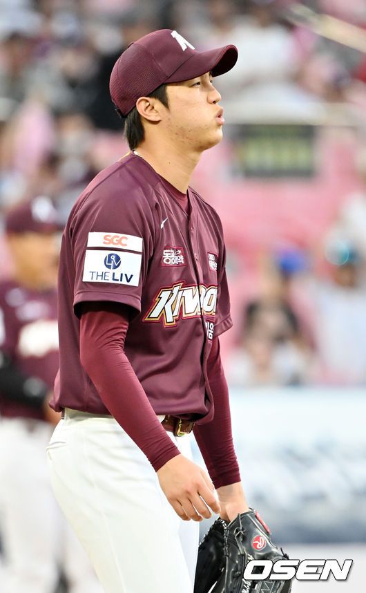 '158km' 7이닝 1실점 역투에도 웃지 못한 안우진…불펜이 또 승리 날렸다, 리그 최다 4번째 : zum 뉴스