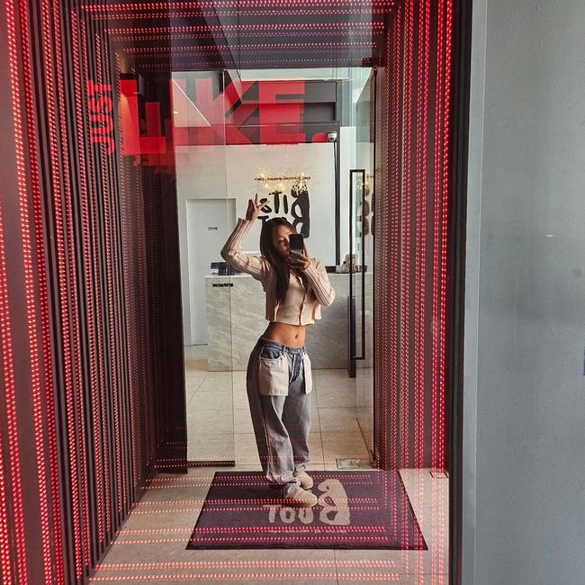 “한 달에 8kg 뺄만하네”…소유, 한줌 허리에 선명한 복근 : zum 뉴스