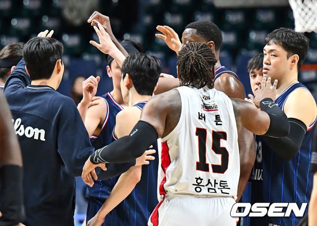 [사진] 승리 후 KCC 선수들과 인사하는 버튼 : ZUM 뉴스