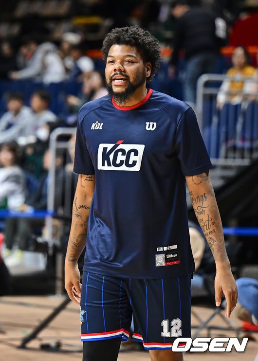 [사진] 첫 경기 선보이는 KCC 도노반 스미스 : ZUM 뉴스