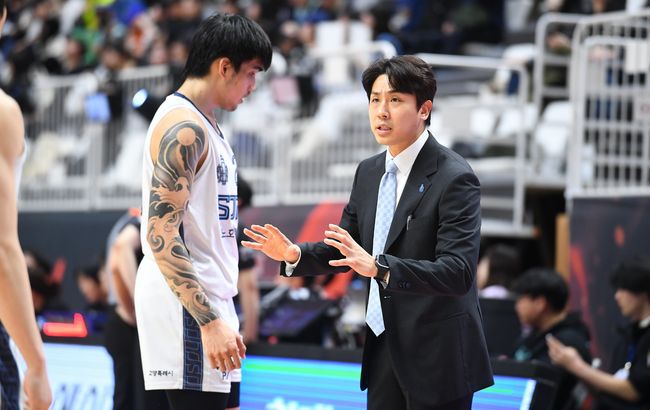 ‘켐바오 결정적 실책+김태술 감독 마지막 작전 실패’ 소노 최하위…KCC 충격의 12연패 : zum 뉴스