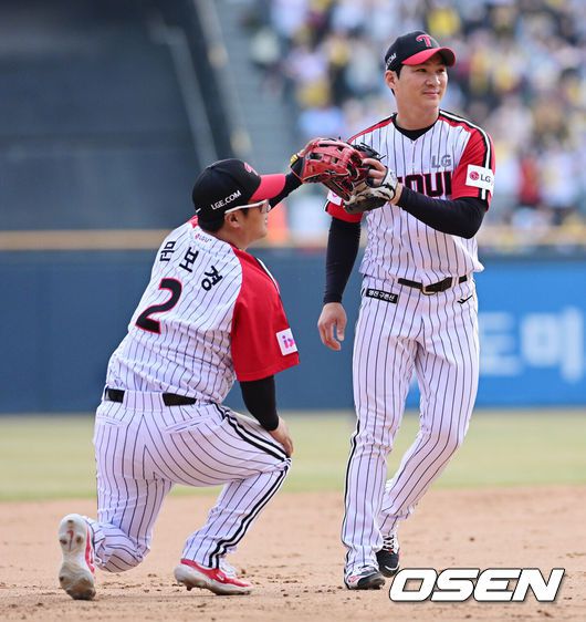 ‘잘 치고 잘 잡고’ 2G 연속 홈런과 다이빙캐치…LG 문보물, 왜 “다이빙캐치가 더 짜릿했다”고 했을까 : zum 뉴스