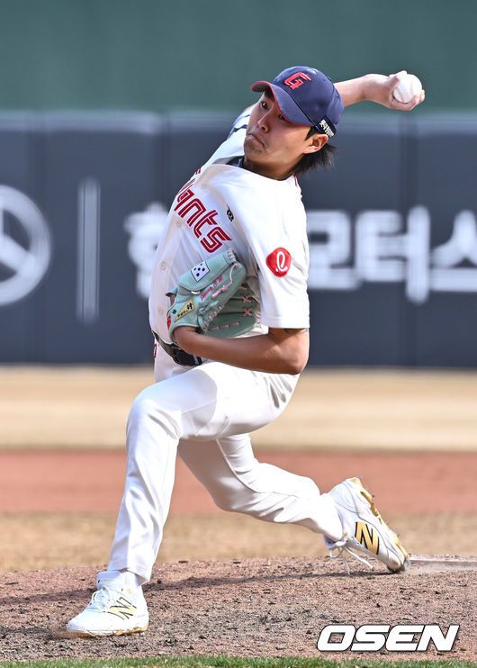 ‘땅볼→삼진→삼진’ 롯데 데뷔전 퍼펙트 피칭, 1R 유망주 내준 트레이드 아깝지 않다 : ZUM 뉴스