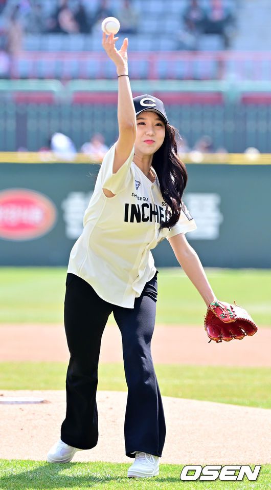 [사진]김현영,'SSG 신입 치어리더의 상큼한 시구' : ZUM 뉴스