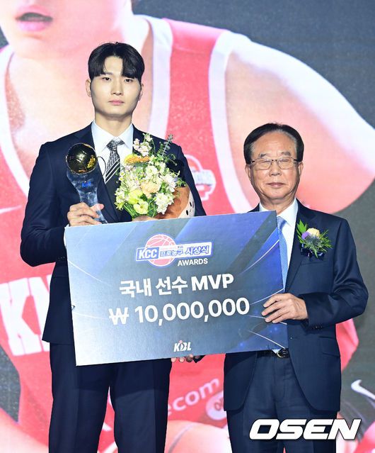 [사진]안영준,'최고의 영광 국내선수 MVP' : ZUM 뉴스