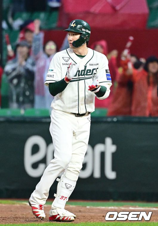 [사진]SSG 오태곤, '2시간 반 기다려준 팬들 위한 추격의 2타점 적시타' : ZUM 뉴스