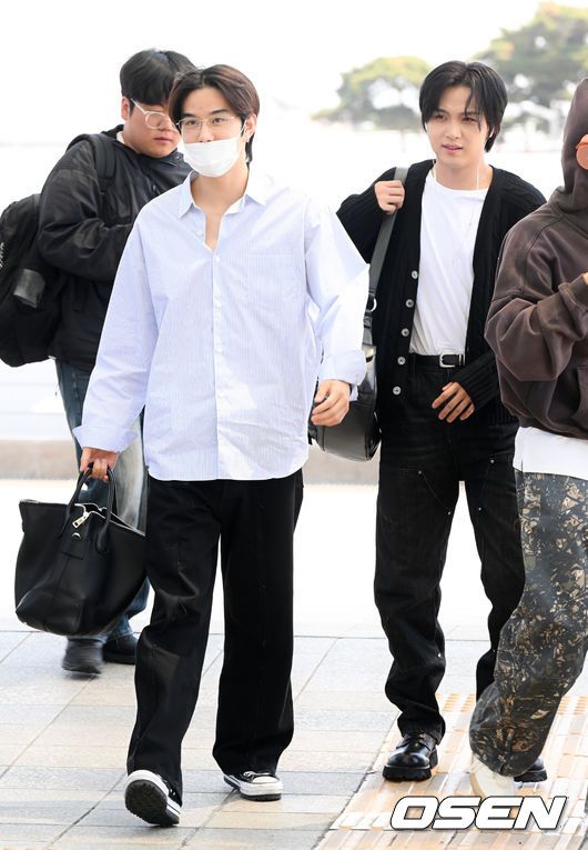 [사진]NCT 127 정우, '봄바람에 앞머리가 살랑'' : zum 뉴스