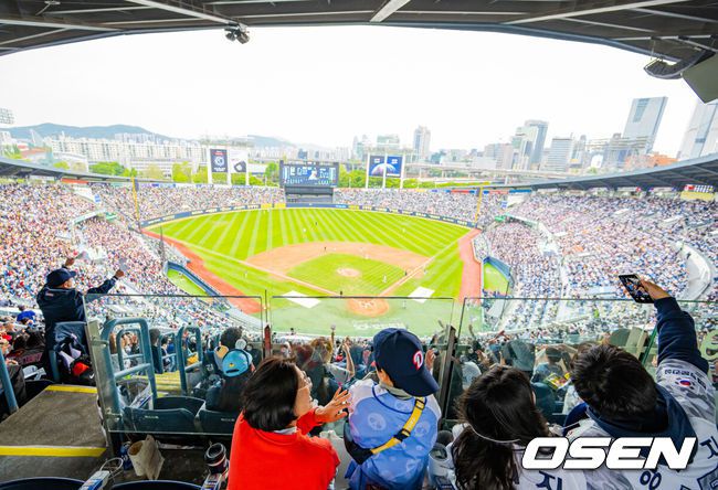 7연승 한화, 18년 만에 선두 등극...2025 KBO 리그 역대 최소 경기 300만 관중 달성 : zum 뉴스