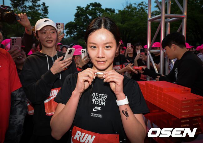 [사진]혜리, '10k 첫 완주 기념 메달' : zum 뉴스