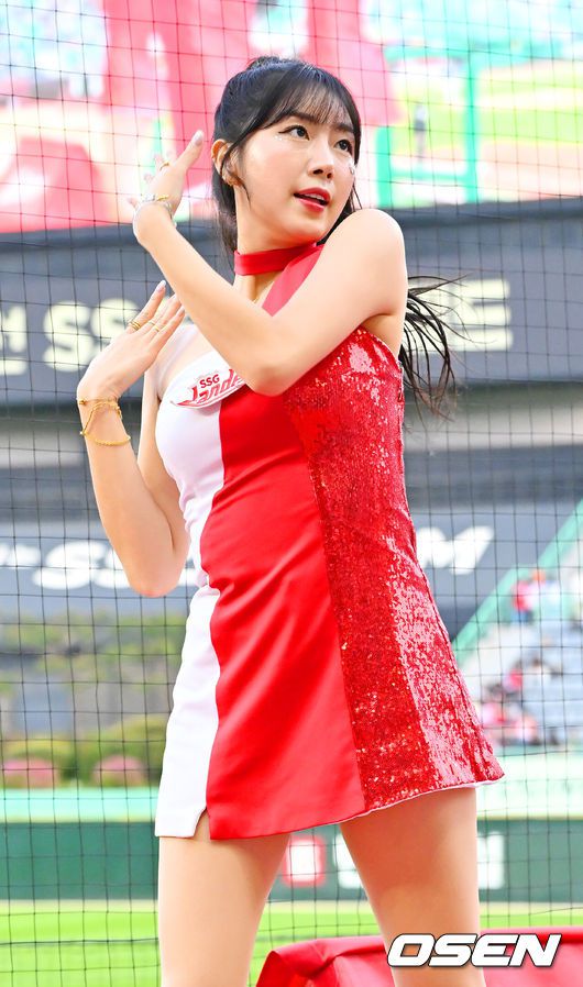 [사진]SSG 안지현 치어리더,'매혹적인 무대' : ZUM 뉴스