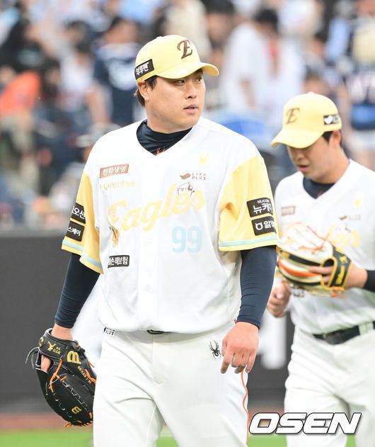 "ML서 더 던질 수 있었는데…일찍 돌아온 류현진 공이 크다" KBO 역대 최다 연속 매진, 한화 흥행 일등 공신 : zum 뉴스