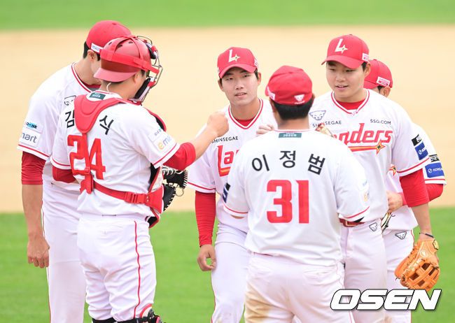 [사진]SSG 랜더스,'6-5 아슬아슬 승리' : ZUM 뉴스
