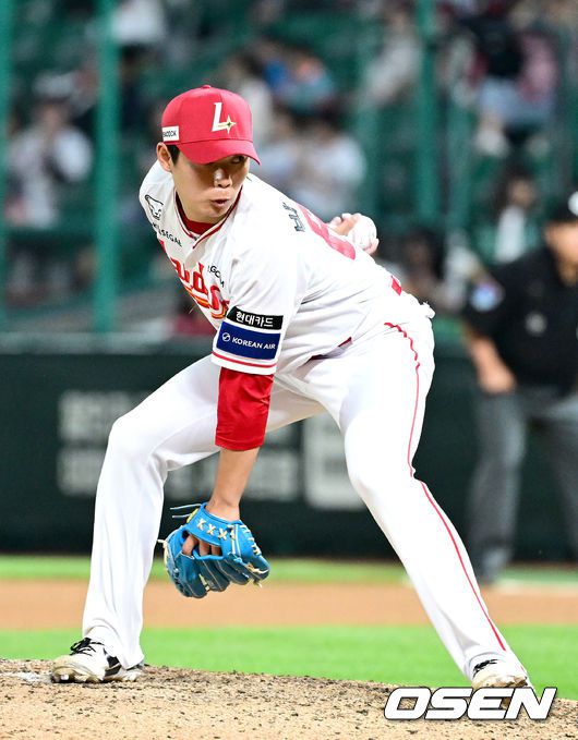 [사진]힘차게 공 뿌리는 SSG 박기호 : ZUM 뉴스