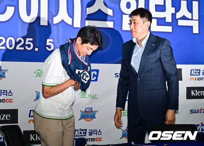 [사진]허훈,'KCC 유니폼 입으며' : ZUM 뉴스