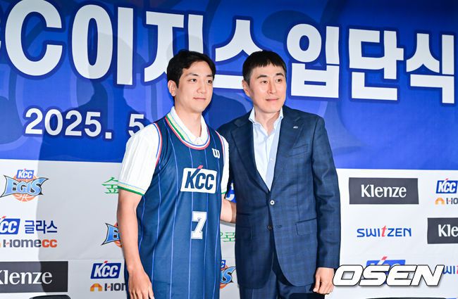 [사진]허훈,'KCC 이상민 감독과 함께' : ZUM 뉴스