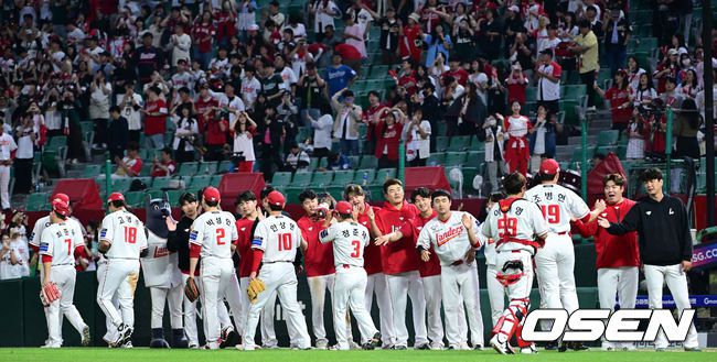 [사진]6-5 승리 기뻐하는 SSG : ZUM 뉴스