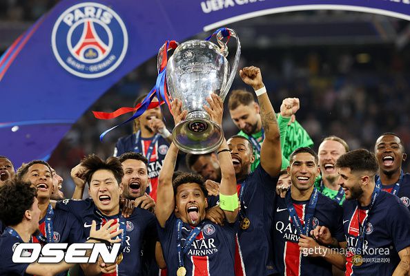 UCL 중계 카메라, 이강인 앞에서 '휙~'... LEE, 뛰진 못했지만 웃으며 세리머니 참여→기막힌 위치 선정 : ZUM 뉴스