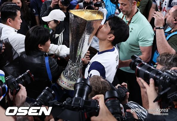 "KIM 동료, 공짜 영입 추진"... '사우디 대형 오퍼 가능성'에 SON 매각 고민하는 토트넘→"UEL 결승전, 손흥민 마지막 경기였을 수도" : zum 뉴스