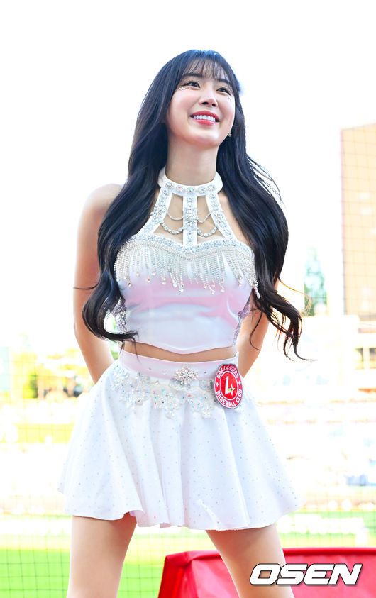 [사진]SSG 안지현 치어리더,'건치미소 활짝' : ZUM 뉴스