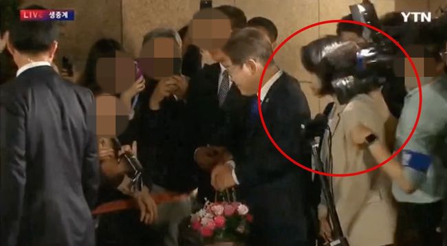 영부인 김혜경 밀치고 카메라로 친 MBN, 비난 쏟아지자 뒤늦게 사과 [Oh!쎈 이슈] : zum 뉴스