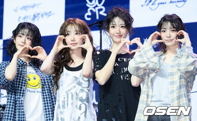 [사진]QWER '동글동글 하트' : ZUM 뉴스