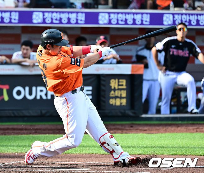 [사진]2루타 찬스 이어가는 노시환 : ZUM 뉴스