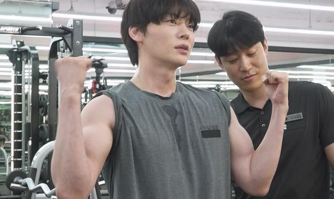 '69kg 종이인형' 안재현, 벌크업 포착…안 쓰러운 새하얀 팔·다리 (나혼자산다) : zum 뉴스