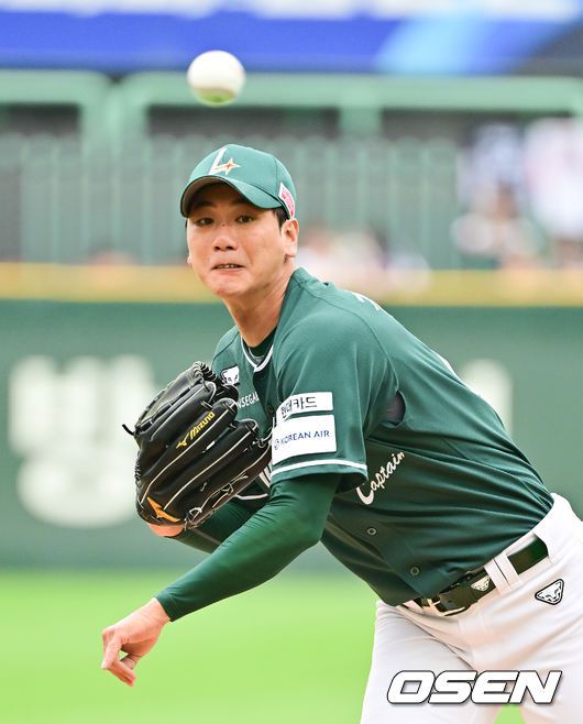 [사진]SSG 선발 김광현,'양현종 맞대결 반드시 이긴다' : zum 뉴스