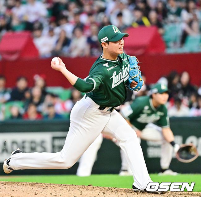 [사진]공 뿌리는 SSG 박기호 : zum 뉴스