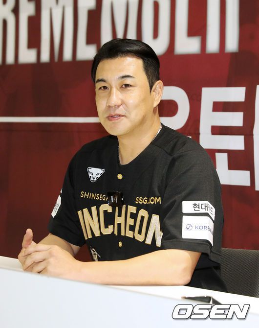 ‘SSG·한화 팬들 앞에서 은퇴식’ 김강민 “2차 드래프트 이제 아무렇지 않아, 오늘은 행복한 날” [오!쎈 인천] : zum 뉴스