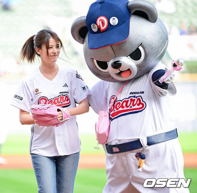 [사진]후지이 미나, 시구를 마치고 : zum 뉴스