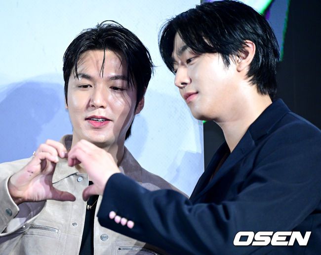 [사진]이민호-안효섭, '함께 하트 만들며' : zum 뉴스