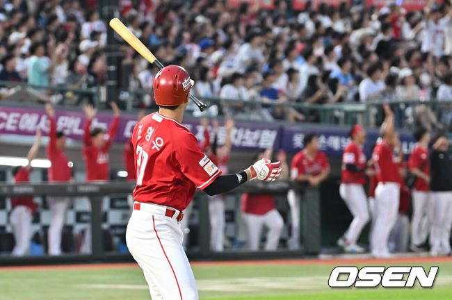 롯데 꼬리 다 잡았다! 이제 3G 차! SSG 미친 타격감...조형우 4안타+최지훈 4안타 폭발, 10-1 대파 [부산 리뷰] : zum 뉴스