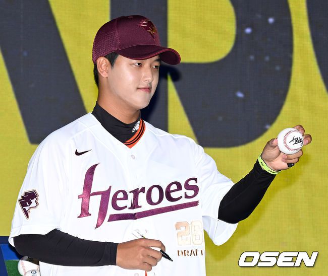 [사진]2026 KBO 신인드래프트 전체 1순위 박준현 : zum 뉴스