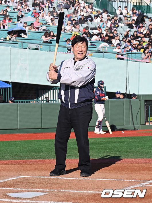 [사진] 2025 울산-KBO Fall League 결승 시타하는 허구연 KBO 총재 : zum 뉴스