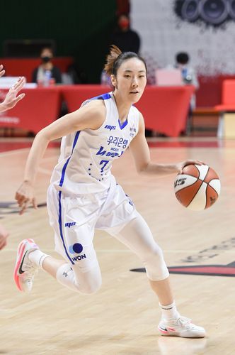 우리은행, BNK에 30점 차 대승…박혜진 더블더블 : zum 뉴스