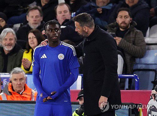 '15세 271일' 레스터 몽가, 스폰서 뺀 유니폼 입고 EPL 데뷔 : zum 뉴스