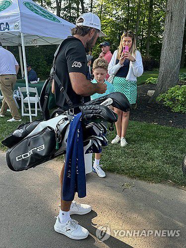 캐디 없이 '38홀 분투' PGA 투어 6승 호마, US오픈 예선 탈락 : ZUM 뉴스