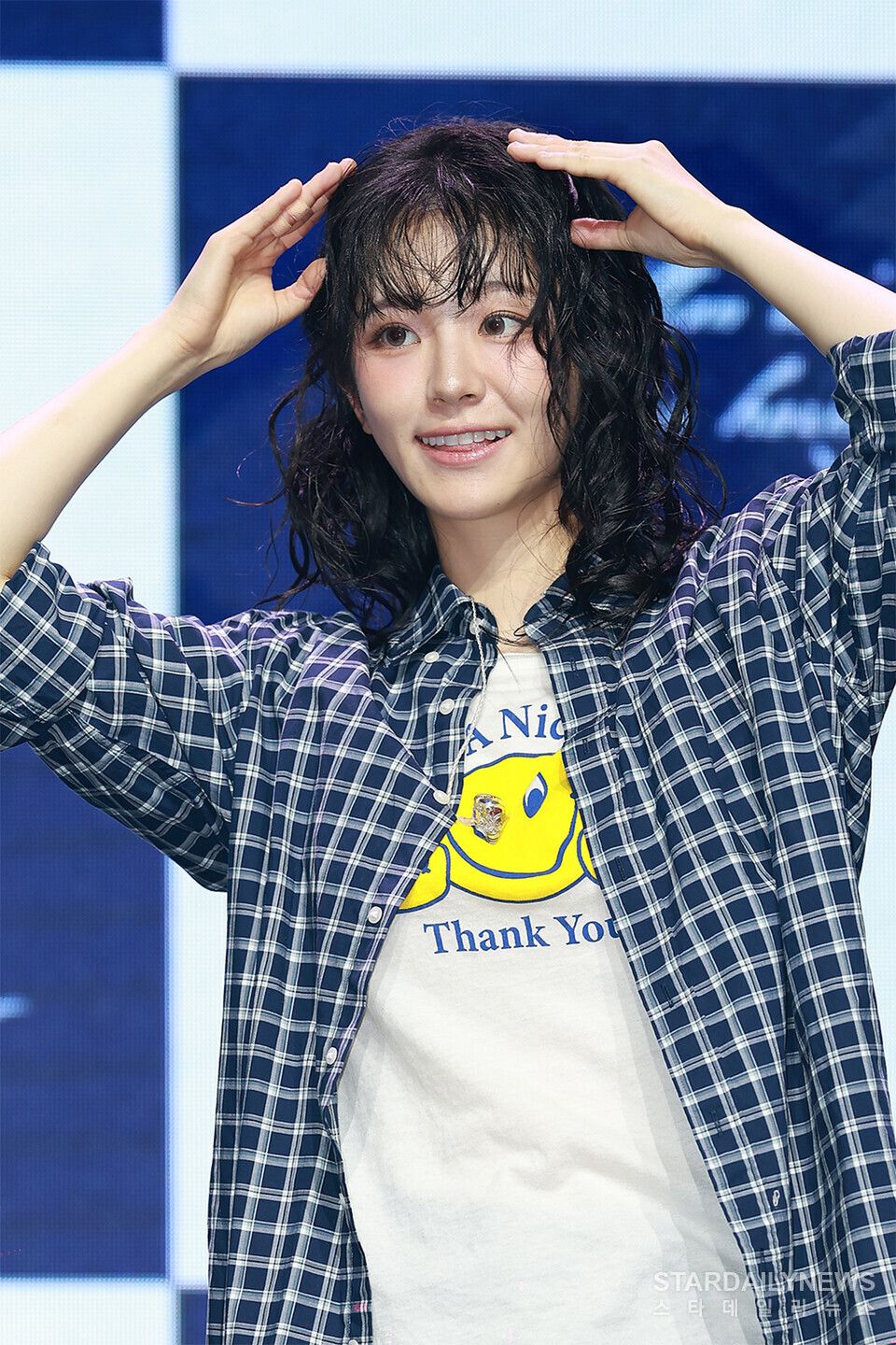 [S포토] QWER 쵸단, '친화력 만렙 멍뭉미~' (쇼케이스) : zum 뉴스