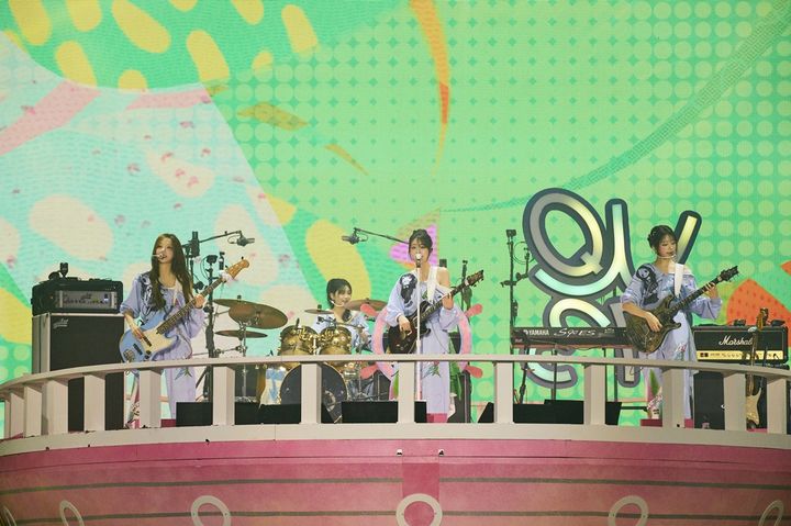 QWER, 첫 월드투어 서울 공연 성료…'흰수염고래' 무대 선공개 : zum 뉴스