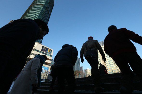 한국인 ‘삶 만족도’ 4년 만에 하락…OECD 38개 국 중 33위 : zum 뉴스