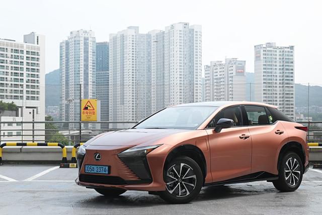 [시승기] 프리미엄 EV 시장의 슈퍼 루키 – 렉서스 RZ 450e : zum 뉴스