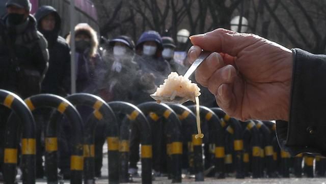 노인 빈곤율 계속 OECD 1위 불명예… 76세 이상 절반이 가난한 한국 : zum 뉴스