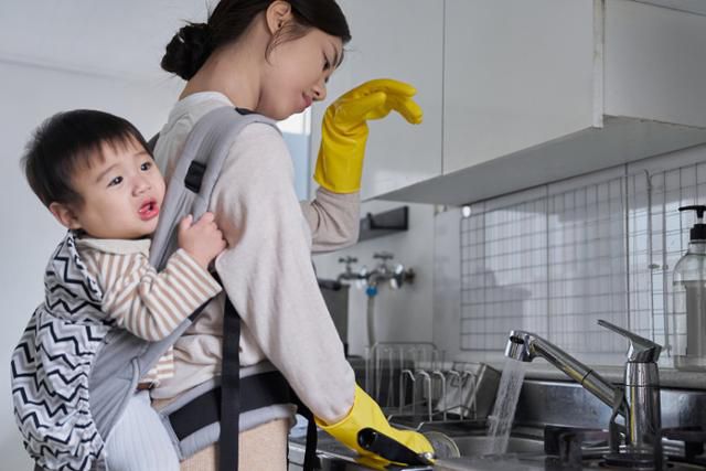 'OECD 31위' 한국 여성 고용률, 갈수록 순위 하락···자녀 있으면 일하기 더 어렵다 : zum 뉴스