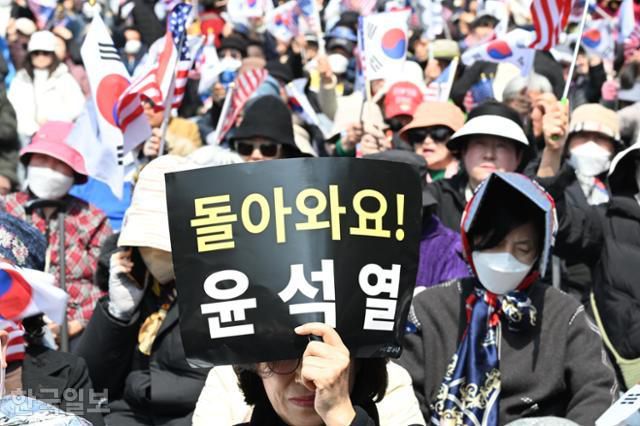 전광훈 주말 집회 참석자 평소 절반… 극우 세력, 동력 잃고 갈라서나 : ZUM 뉴스