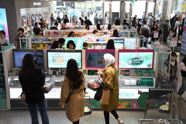 “정교한 소비자 맞춤형 광고로 유통시장 혁신 이끌 것” SK브로드밴드, 디지털사이니지 B tv 온애드에 SKT AI 솔루션 접목 : ZUM 뉴스