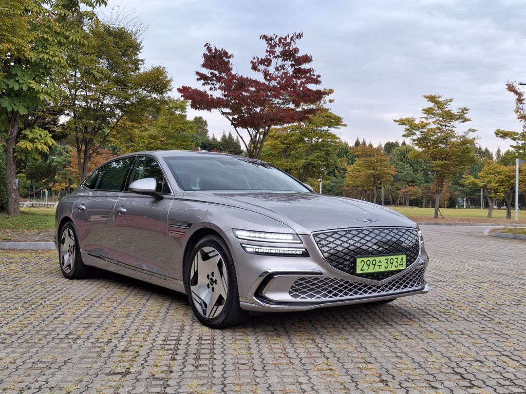 ‘사장님車’의 정석…도심 주행 최적화, 2열의 편안함도 압권 [시승기-제네시스 G80 EV 페이스리프트] : zum 뉴스