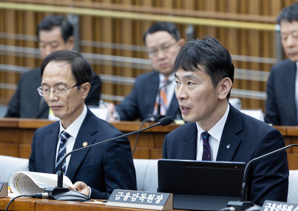 2년간 잡음 몰고 다닌 MBK…당국은 PEF 제도, LP는 출자 기준 손질 ‘만지작’ [MBK 사태 파장④] : zum 뉴스