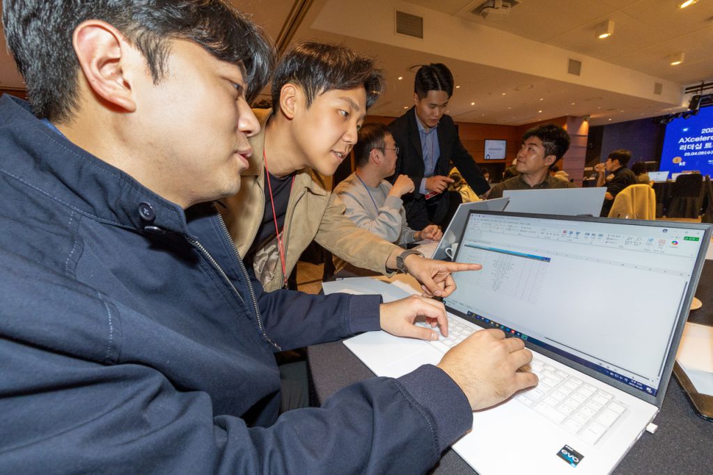 KT, 2030세대가 주도하는 ‘엑셀러레이터 TF’ 출범…전사 AX 확산 목표 : zum 뉴스