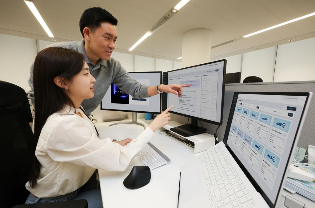 KT, 국내 최초 LLM 플랫폼 수출…태국 AI 인프라 구축 : zum 뉴스